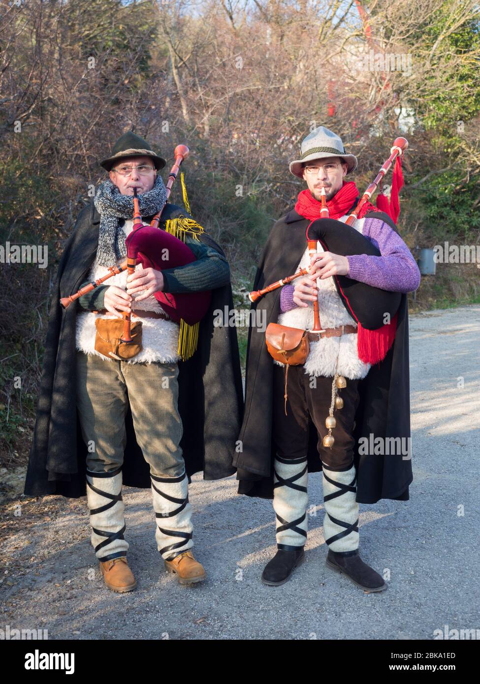Bagpipe players in edinburgh hi-res stock photography and images - Alamy