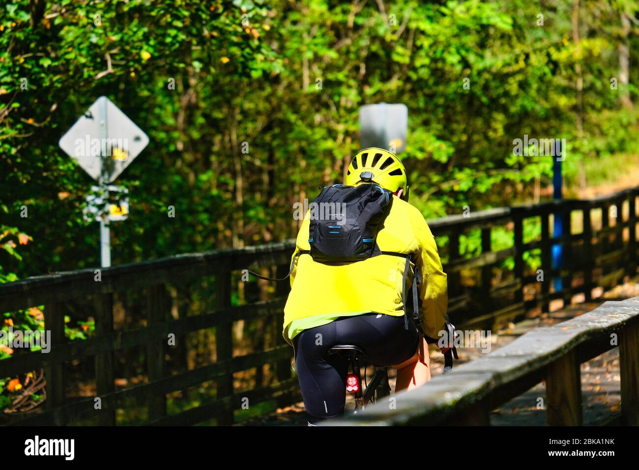 Cyclist in yellow hi-res stock photography and images - Alamy