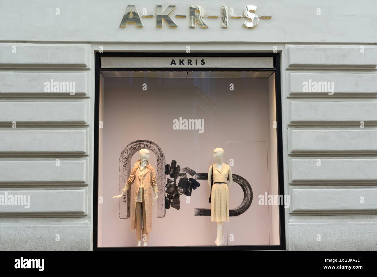 Fashion chain hi-res stock photography and images - Alamy