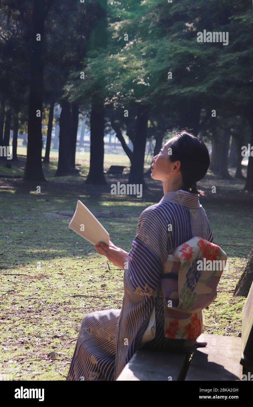 Japanese reading hi-res stock photography and images - Alamy