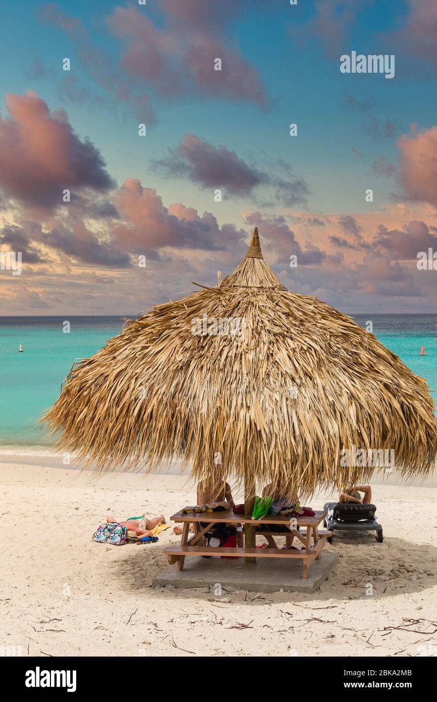 Straw beach huts hi-res stock photography and images - Alamy