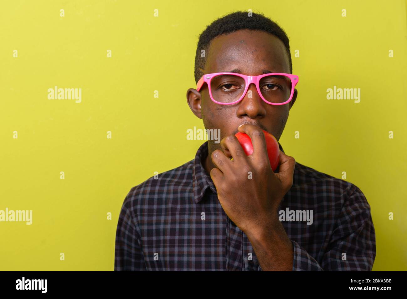African man eating apple hi-res stock photography and images - Alamy