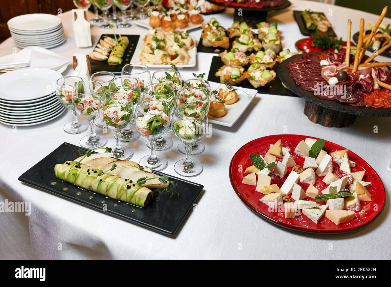 Self serve table hi-res stock photography and images - Alamy