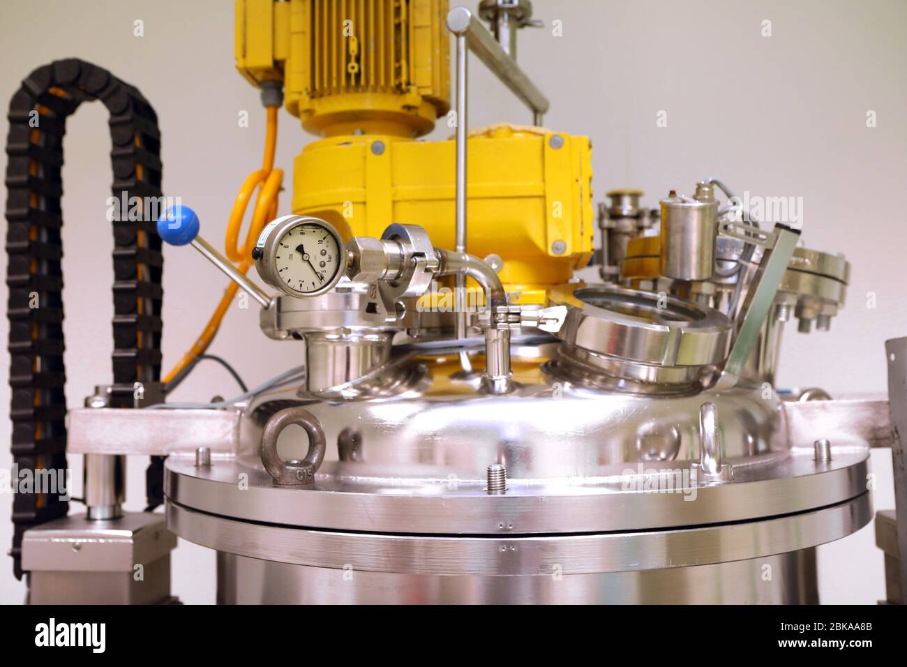 Reactors of suspensions and solutions. Manufacture of pharmaceutical ...
