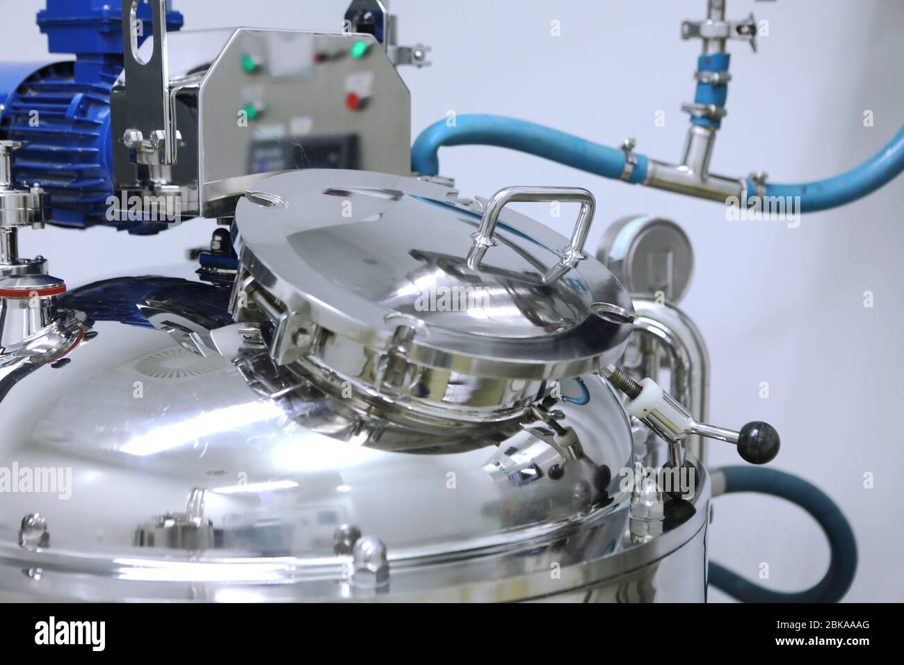 Reactors of suspensions and solutions. Manufacture of pharmaceutical ...