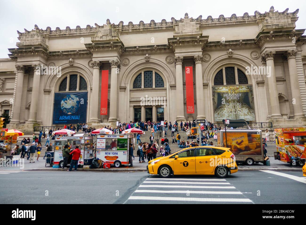 Metropolitan museum visitors in front of main entrance Stock Photo - Alamy