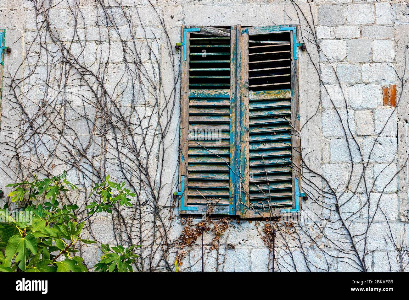 Windows stone house hi-res stock photography and images - Alamy