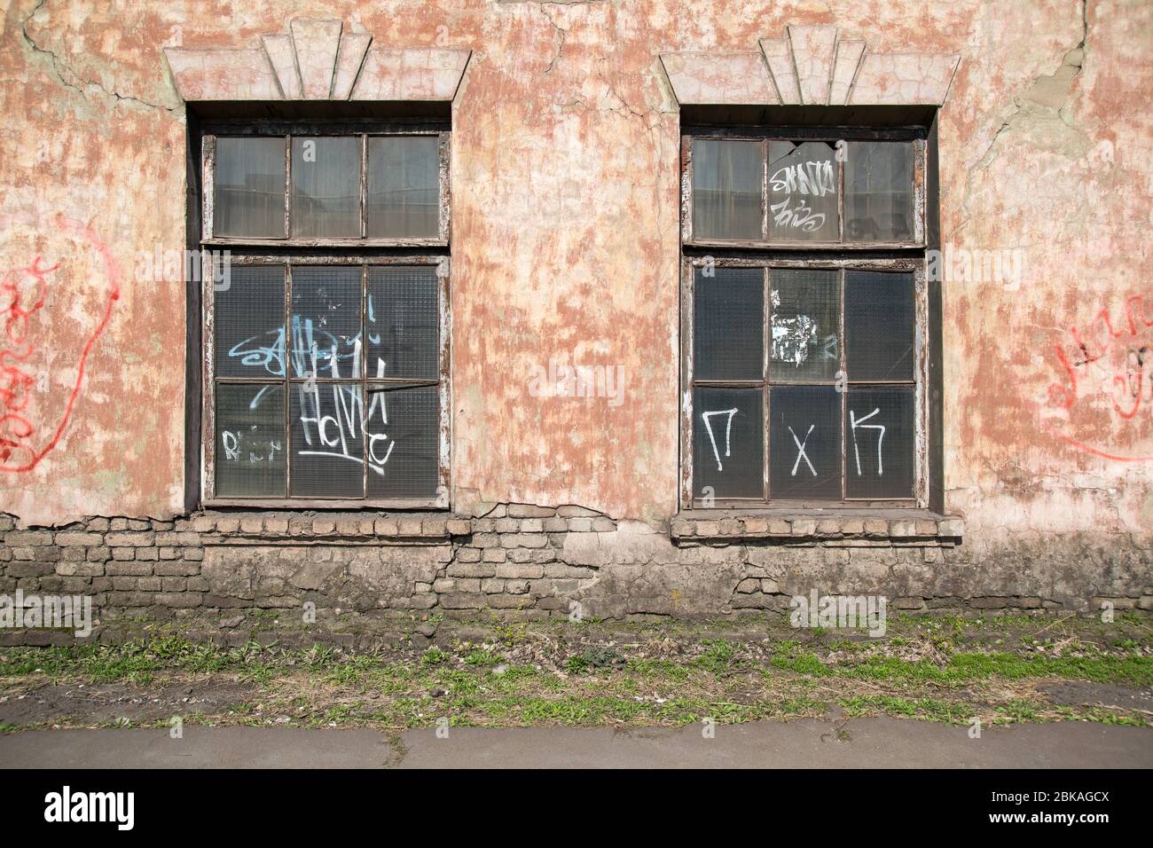 Damaged windows hi-res stock photography and images - Alamy