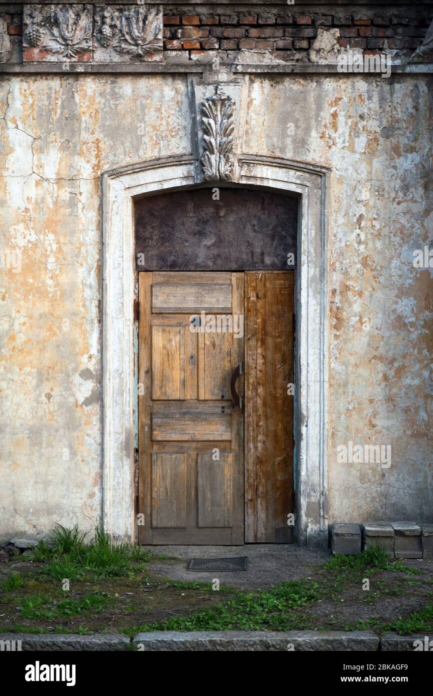old house, wall with grunge old door, texture Stock Photo - Alamy