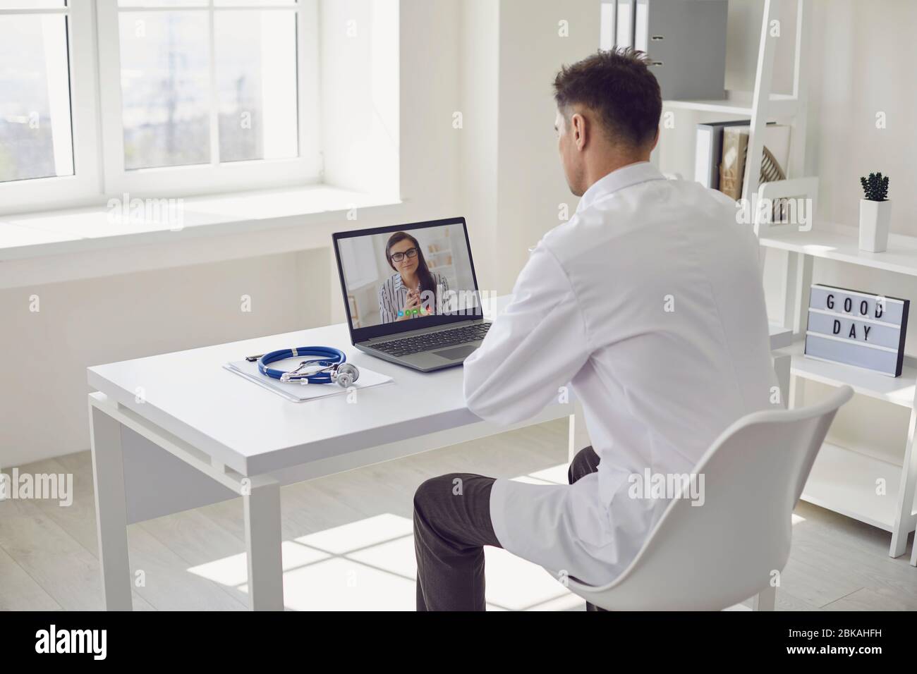 Doctor back view hospital hi-res stock photography and images - Alamy