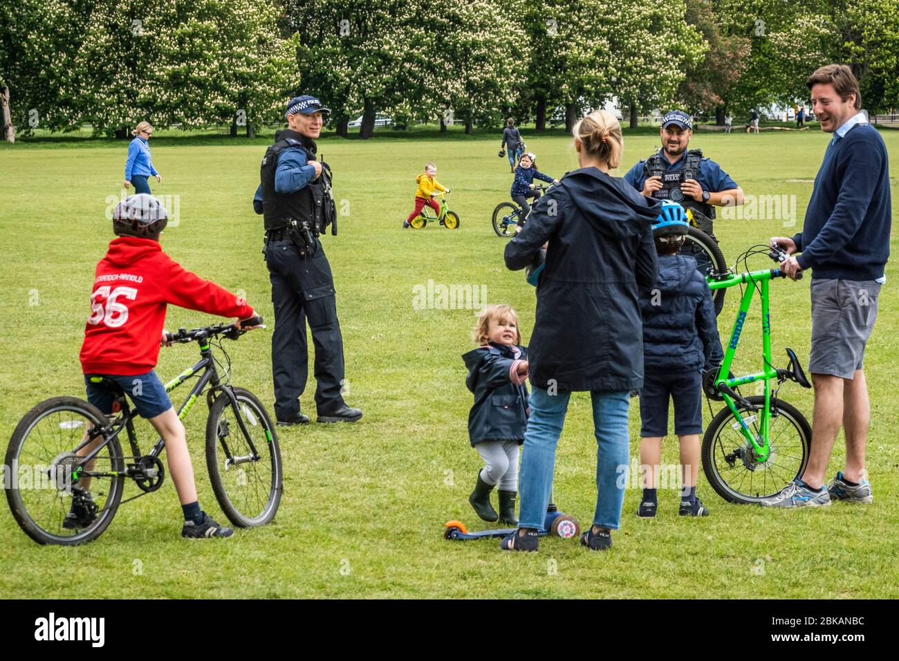 Authorised firearms officer hi-res stock photography and images - Alamy