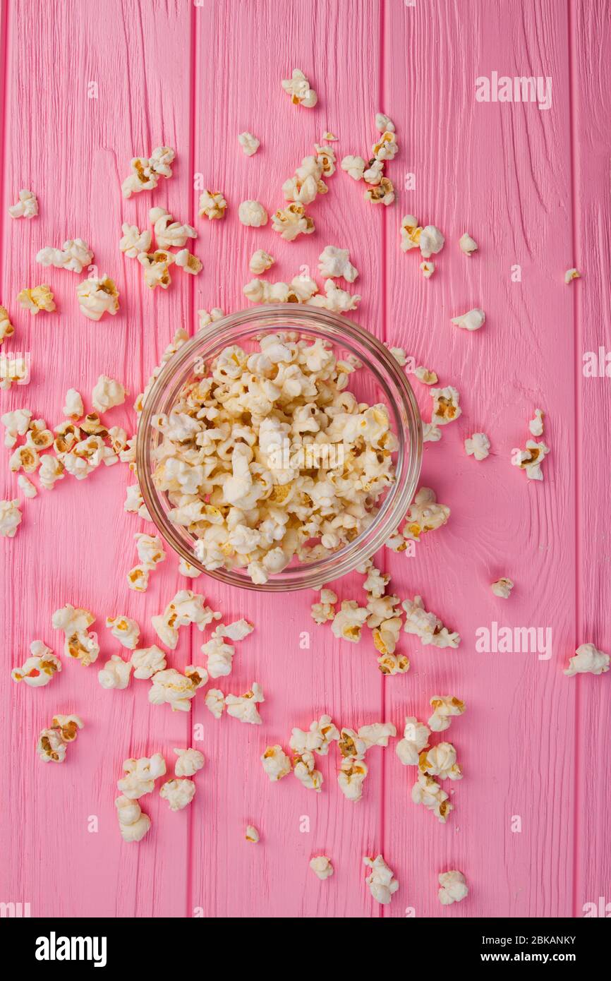 Flat lay popcorn in a glass bowl and sprinkled popcorn around it Stock ...