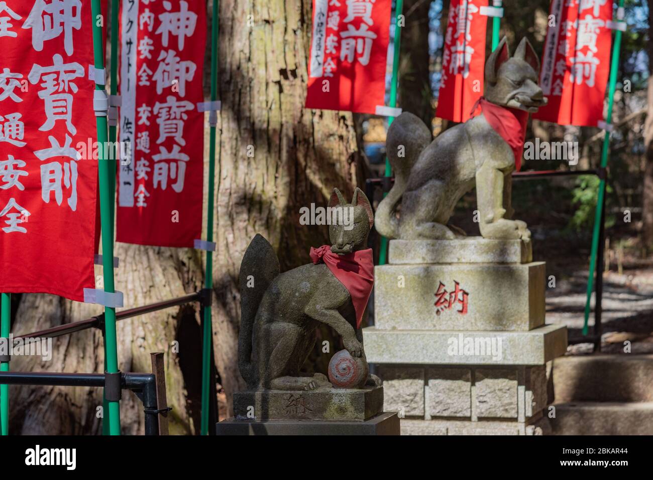 Kitsune guardian fox statue hi-res stock photography and images - Alamy