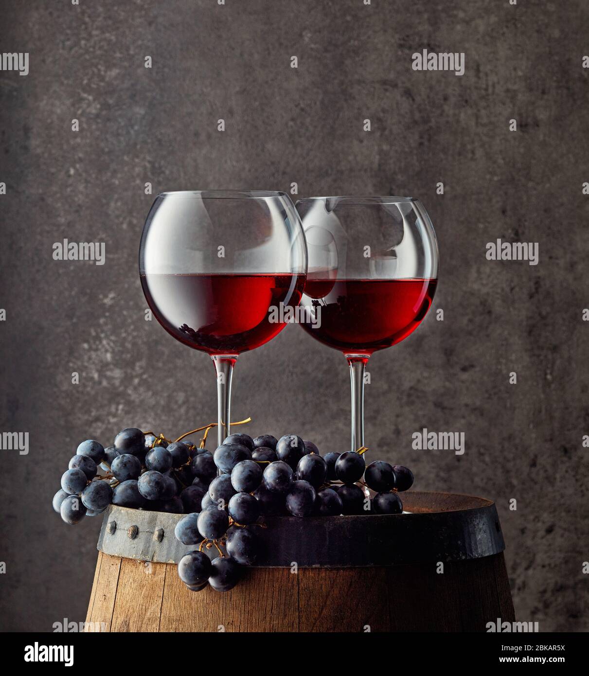 Two red wine glasses vineyard hi-res stock photography and images - Alamy