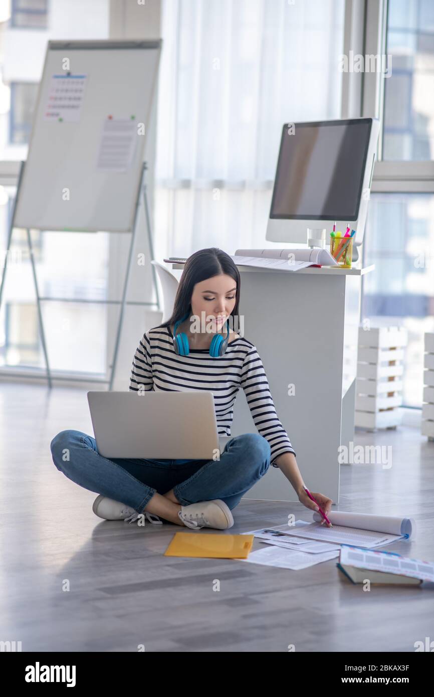 Concentrated girl working on laptop hi-res stock photography and images ...