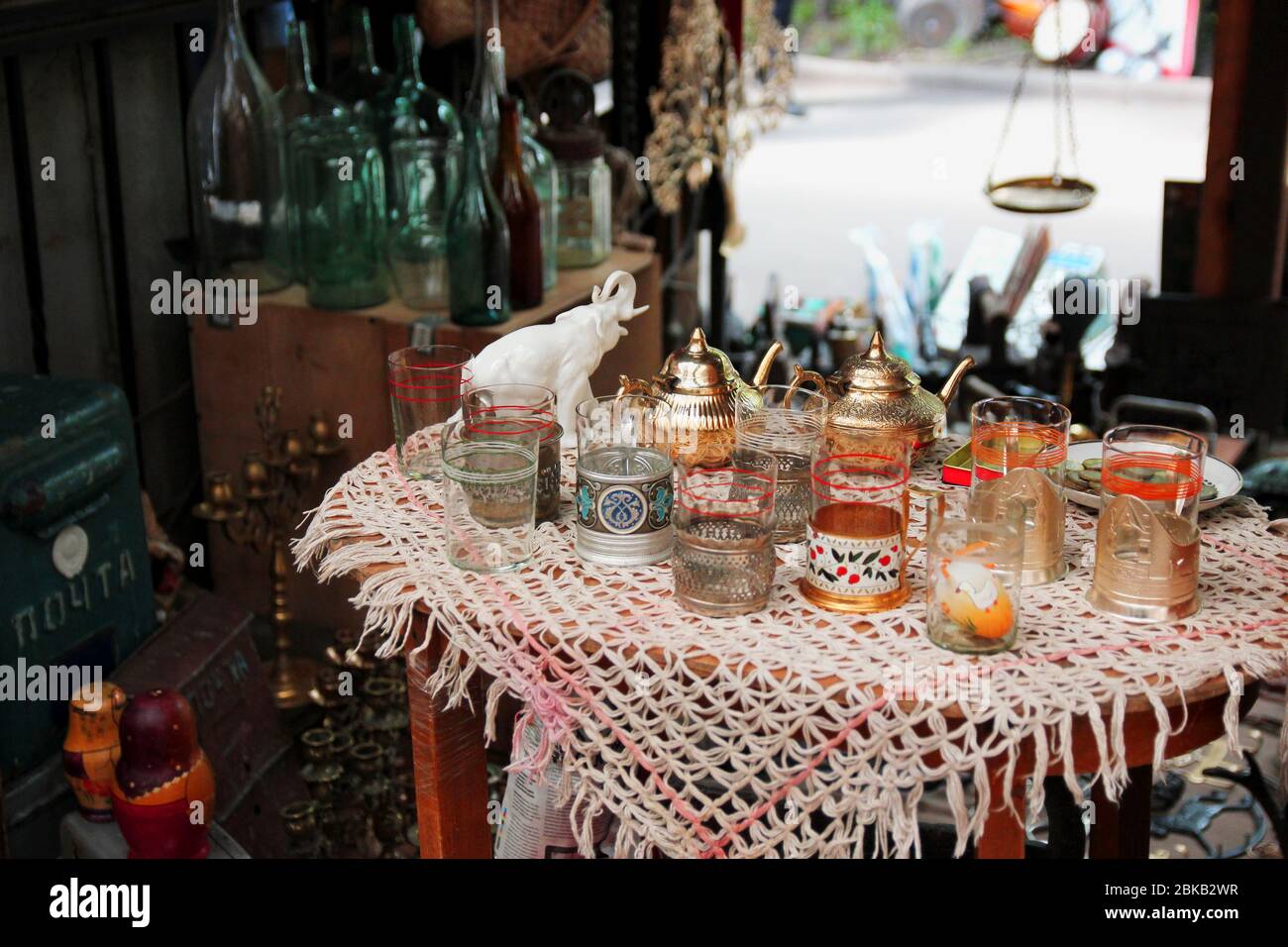 Table flea market hi-res stock photography and images - Alamy