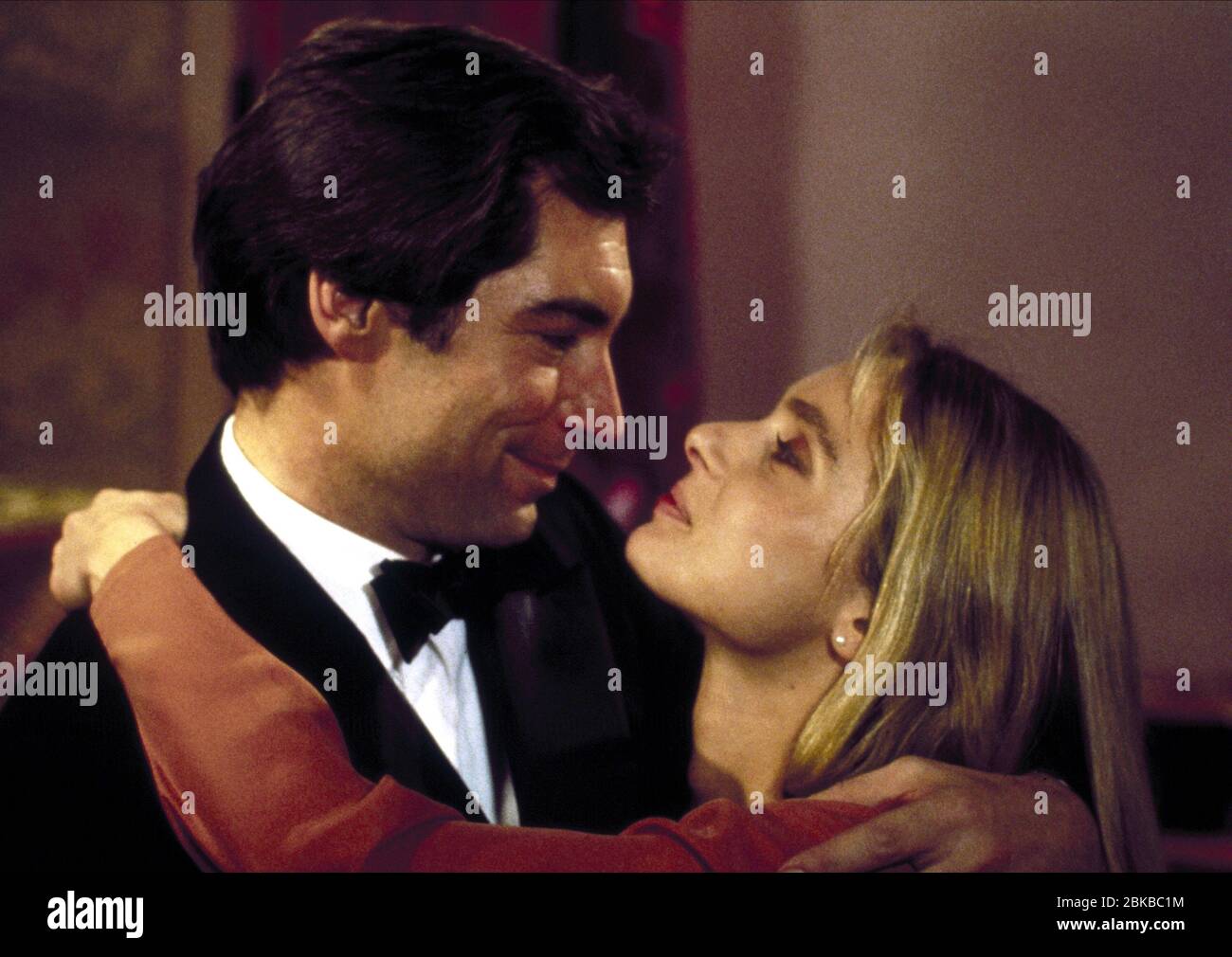 BOND GIRL MARYAM d'ABO THE LIVING DAYLIGHTS IN PERSON SIGNED PHOTO