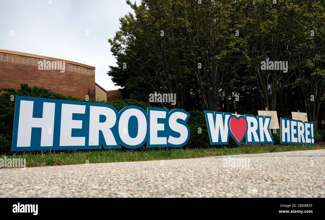 Heroes Work Here! sign outside a hospital in the USA Stock Photo - Alamy