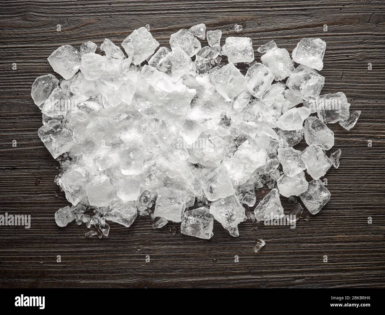 ice cubes on wooden table, top view Stock Photo - Alamy