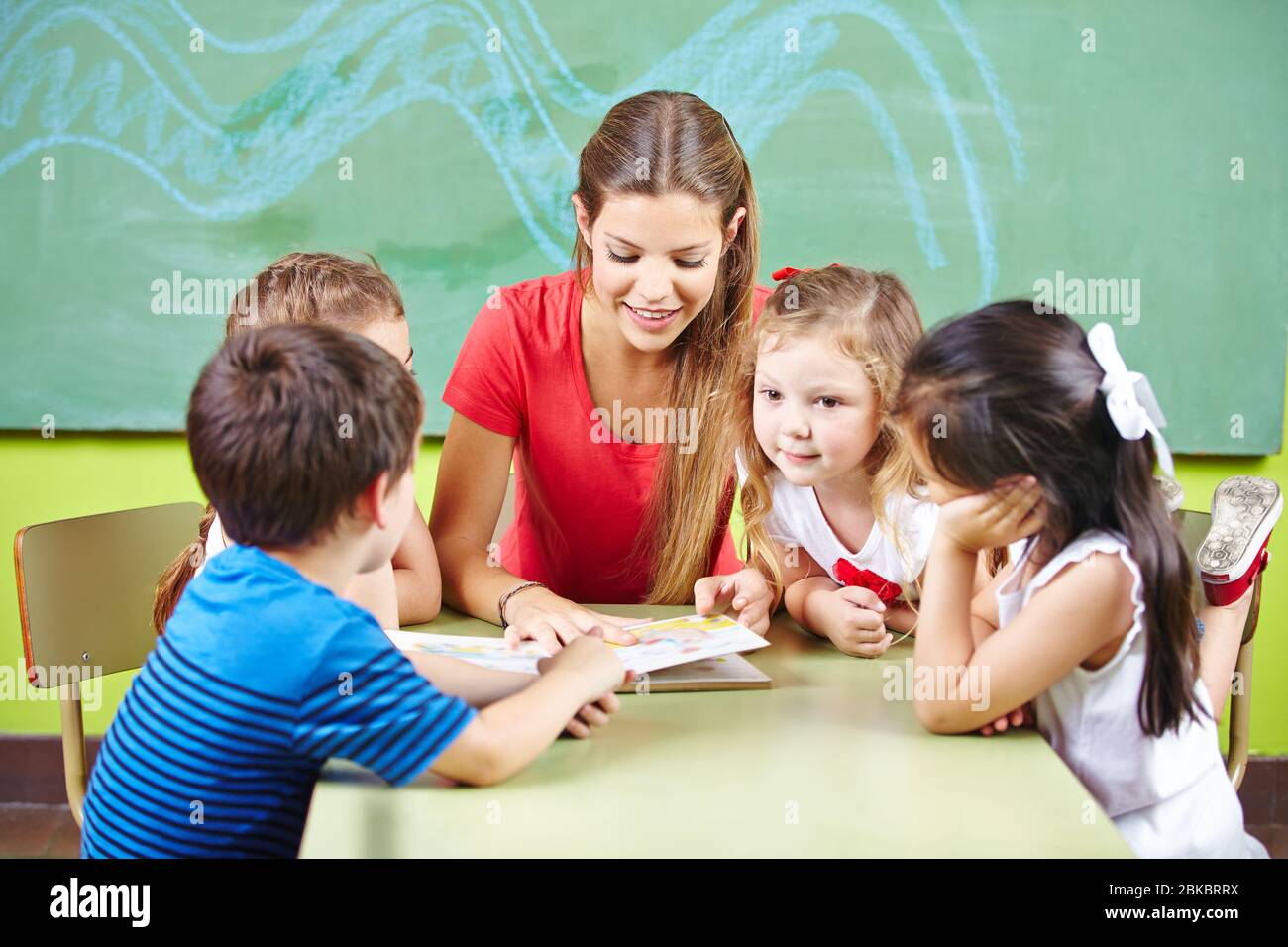 Children read hi-res stock photography and images - Alamy