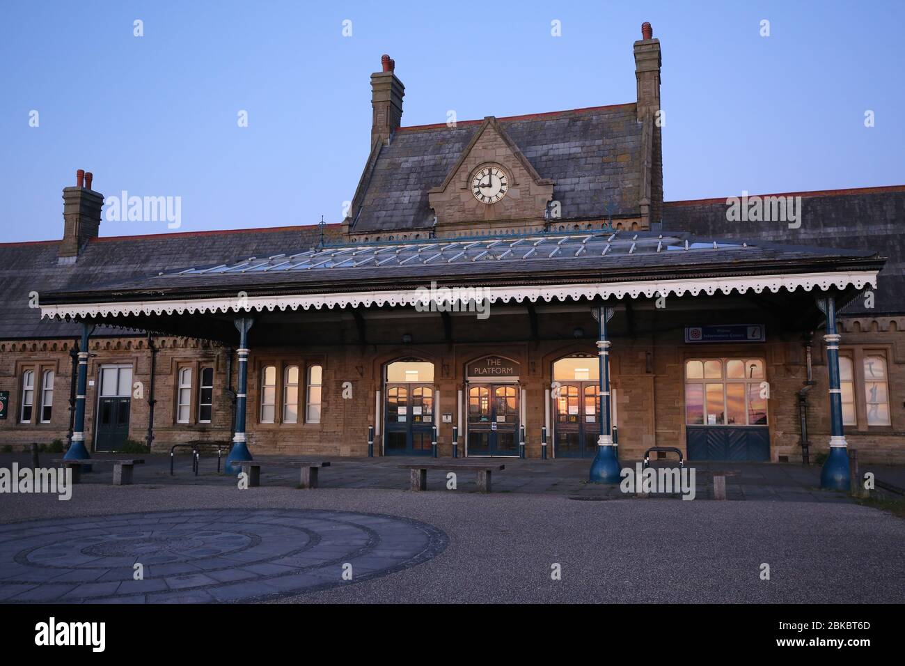 Platform promenade hi-res stock photography and images - Alamy