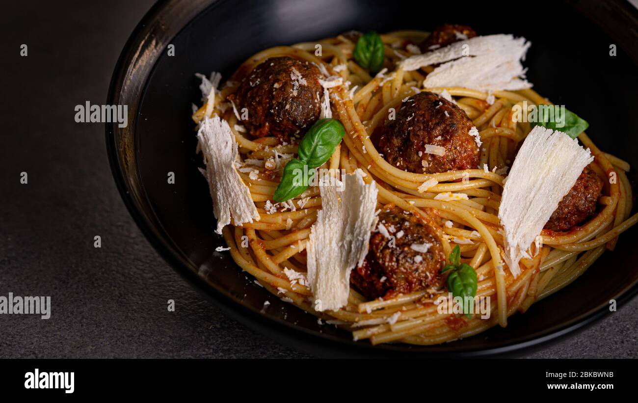 Spaghetti pasta with meat balls in a black bowl. copy space Stock Photo ...