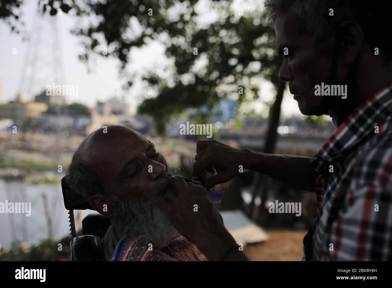 Dhaka, Bangladesh. 3rd May, 2020. A man gets his shaving from a ...