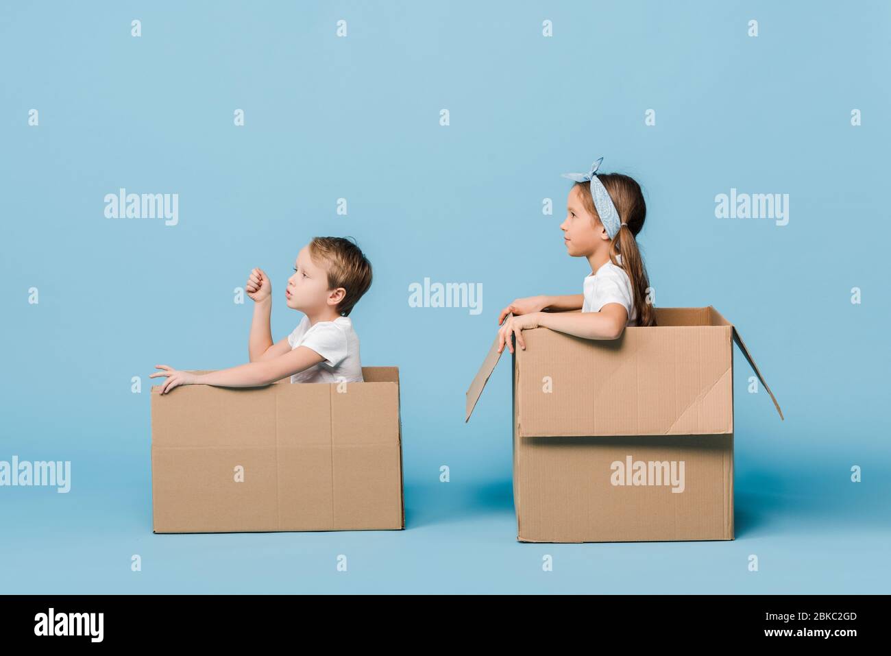 Children playing in cardboard boxes hi-res stock photography and images ...
