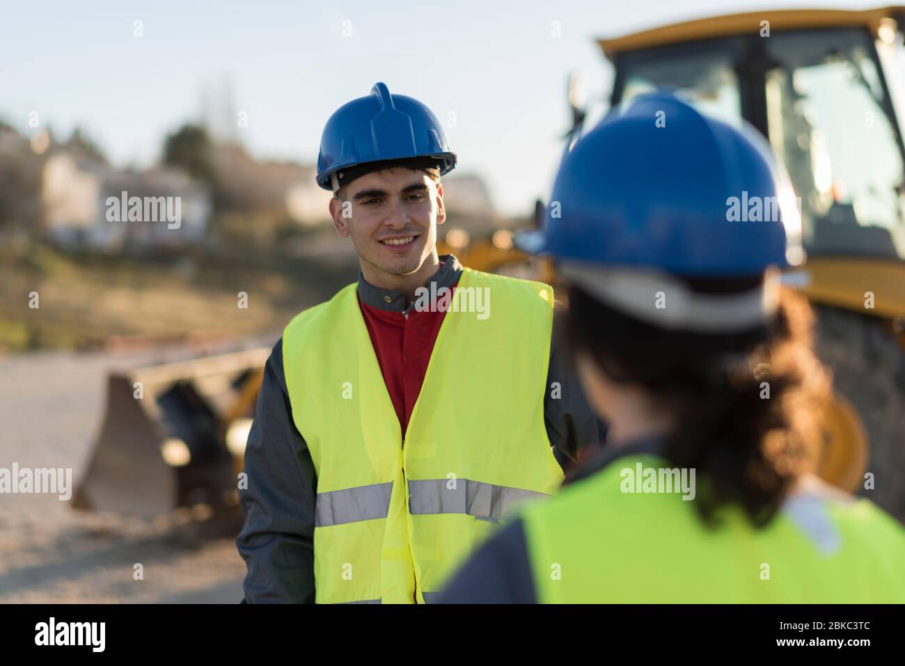 Construction workers talking hi-res stock photography and images - Alamy