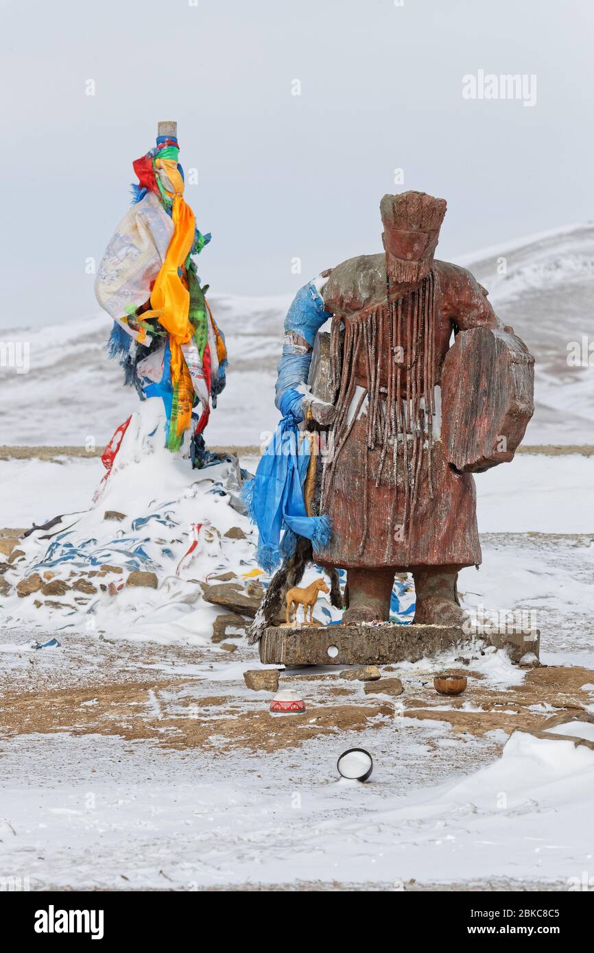 Shaman statue hi-res stock photography and images - Alamy