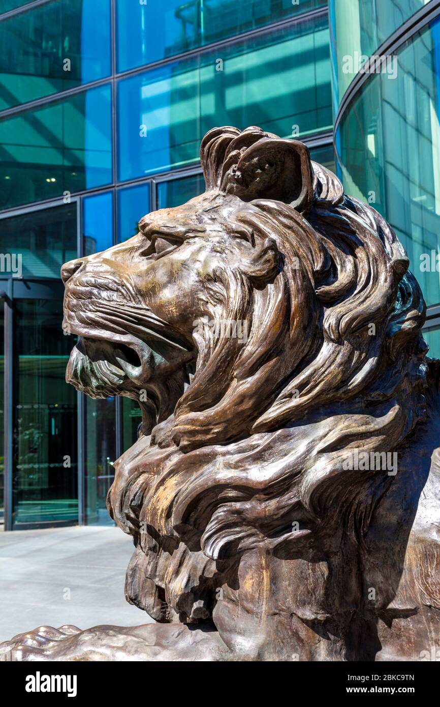 Hsbc lion sculpture hi-res stock photography and images - Alamy