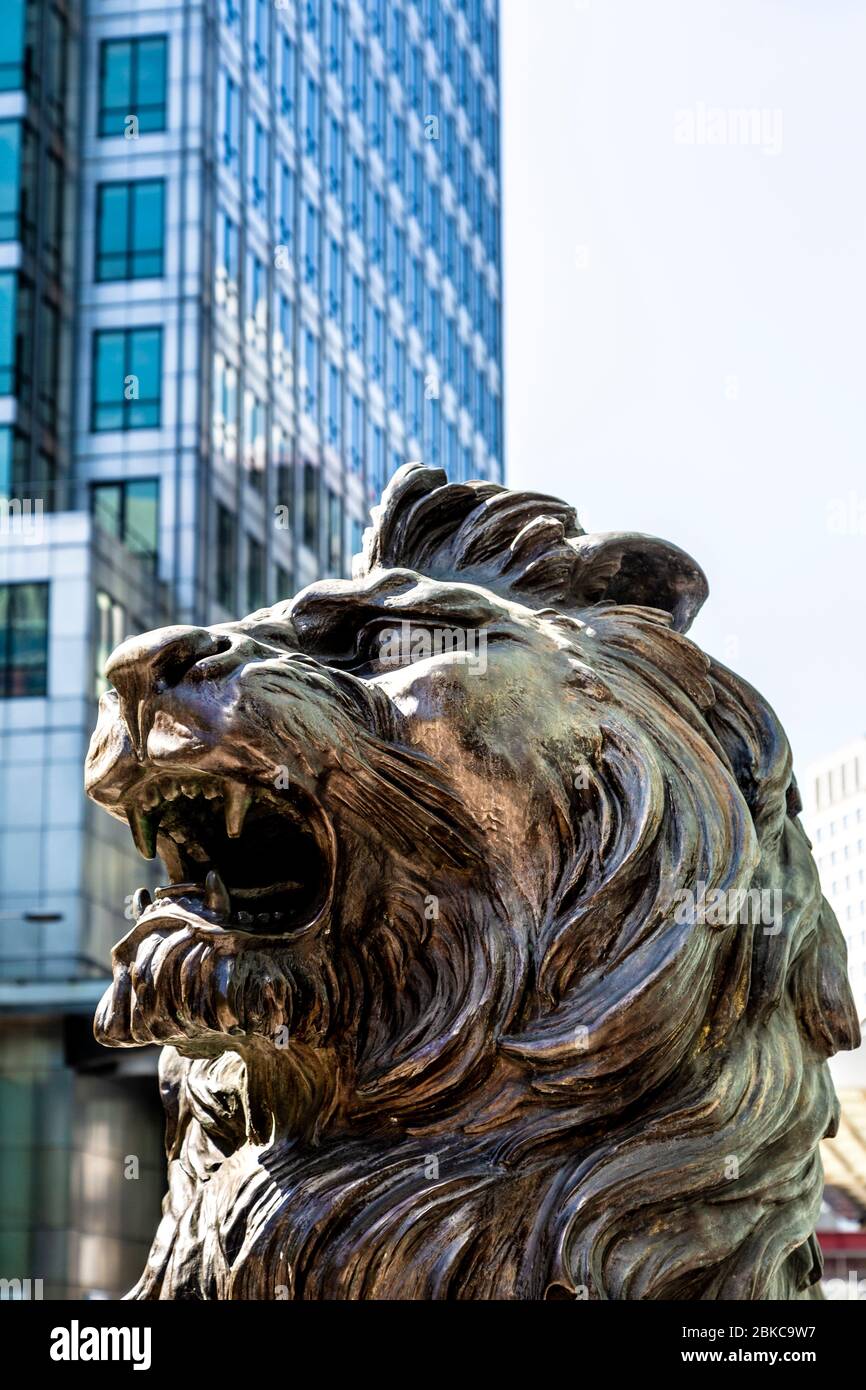 Hsbc lion sculpture london hi-res stock photography and images - Alamy