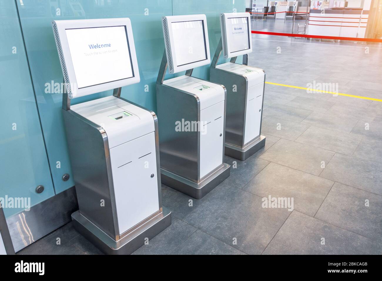 Airline check in counters hi-res stock photography and images - Alamy