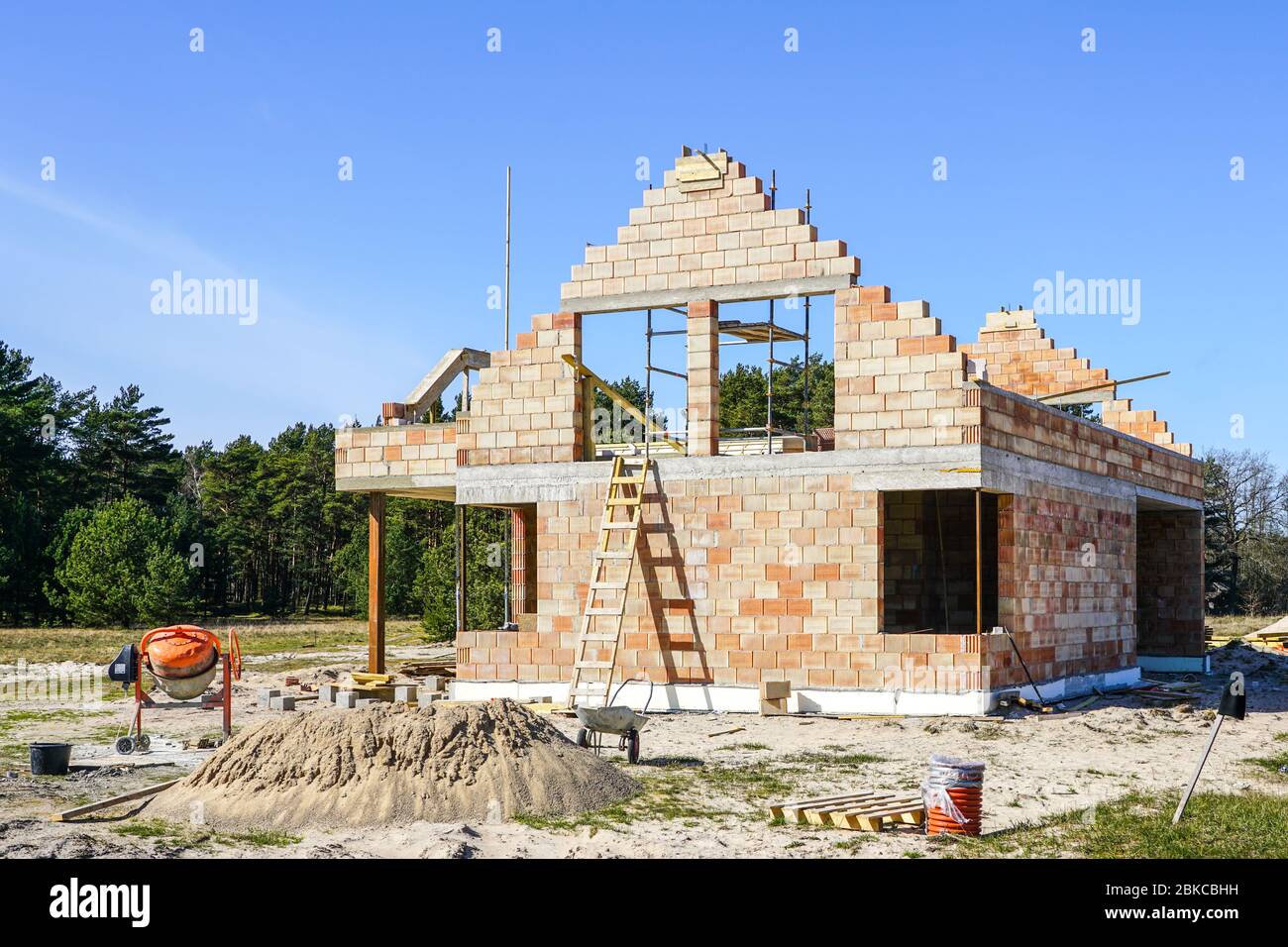 Site small residential building hi-res stock photography and images - Alamy