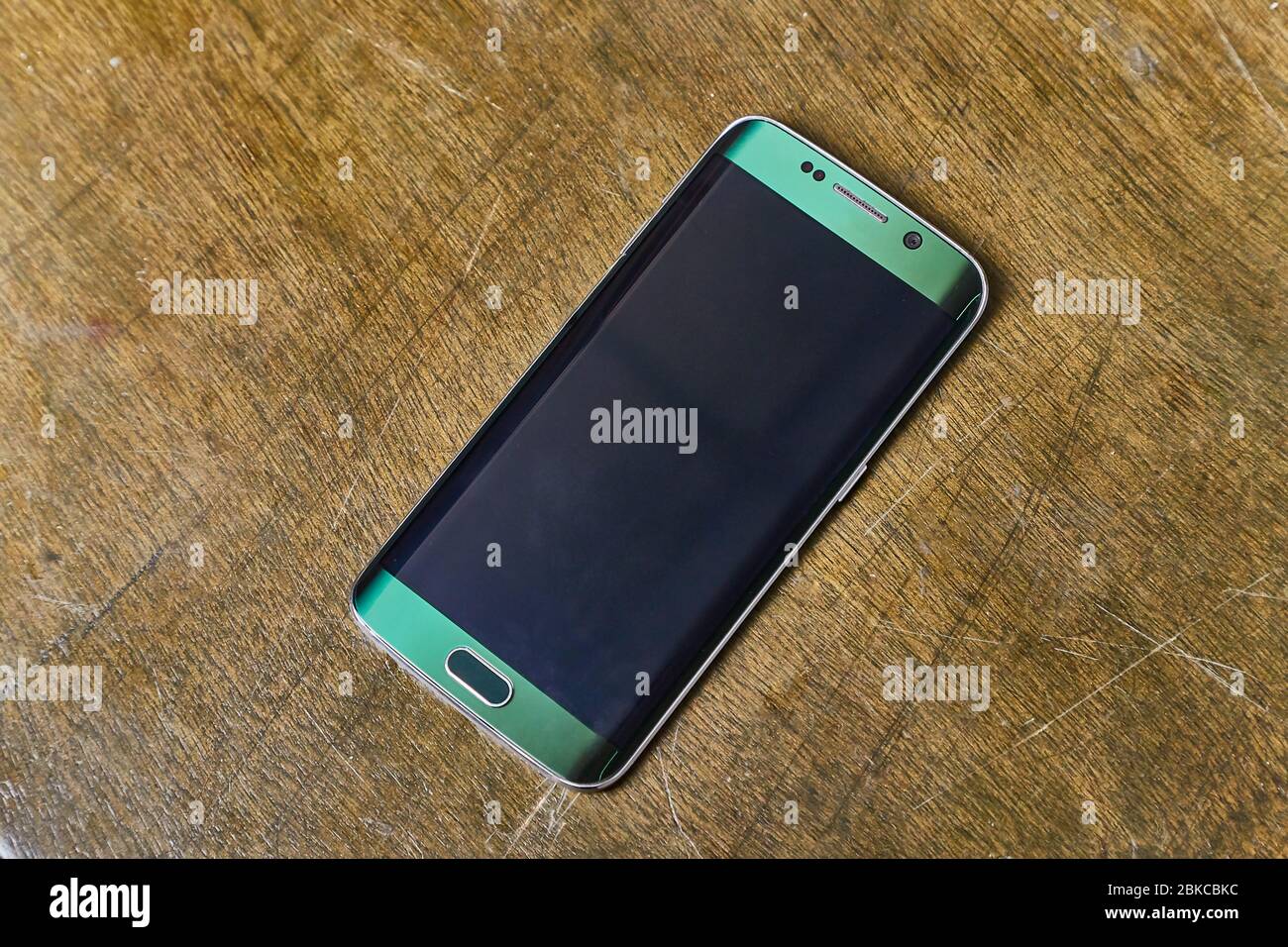 Smartphone on a desk Stock Photo - Alamy
