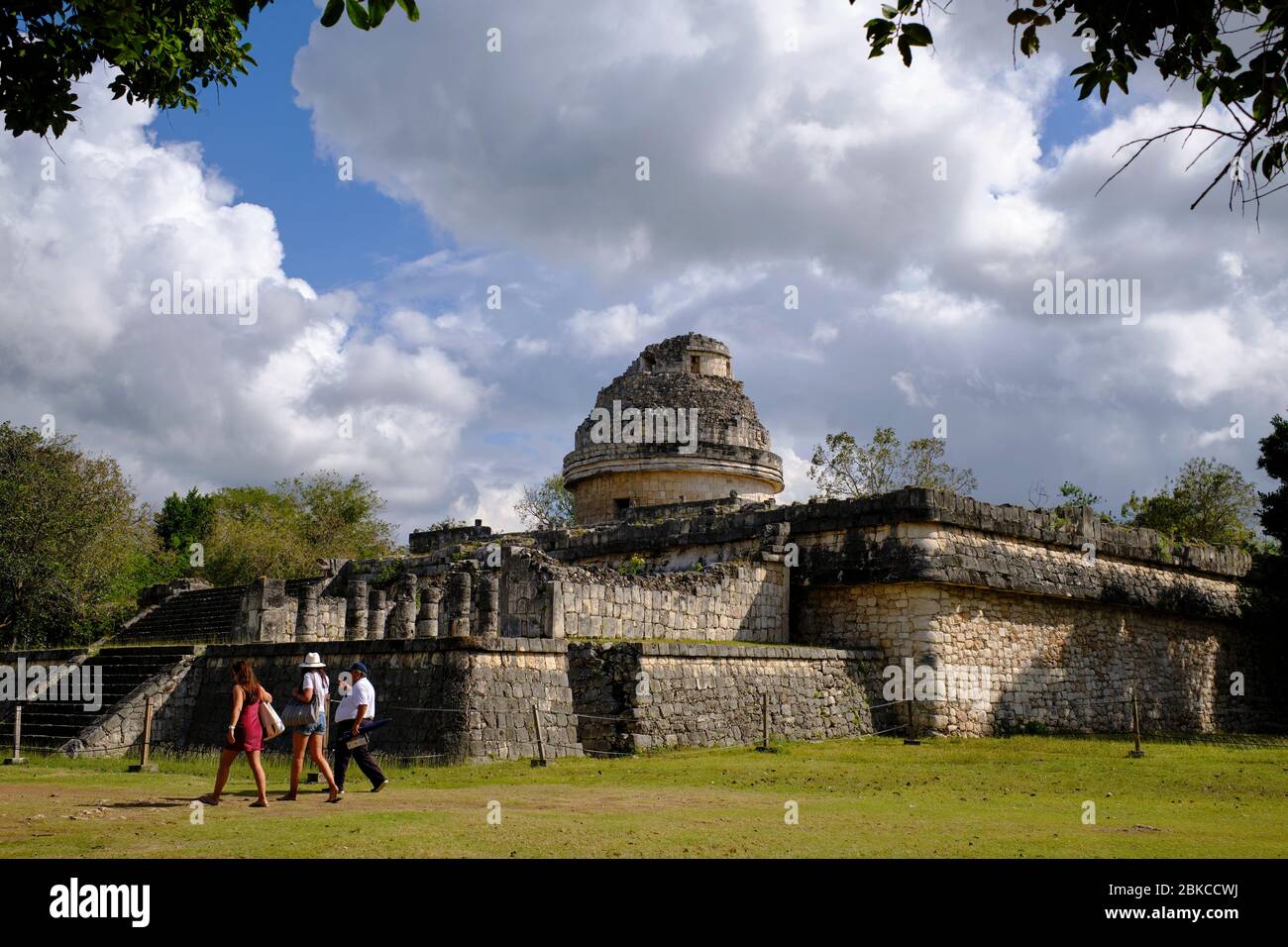 Tourists visiting the pyramids of the Chichen Itza archaeological site ...