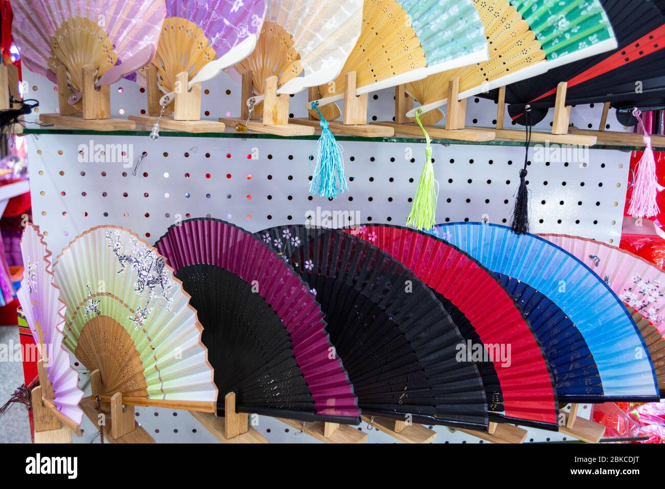 Traditional Chinese silk and bamboo folding hand fans, popular handmade ...