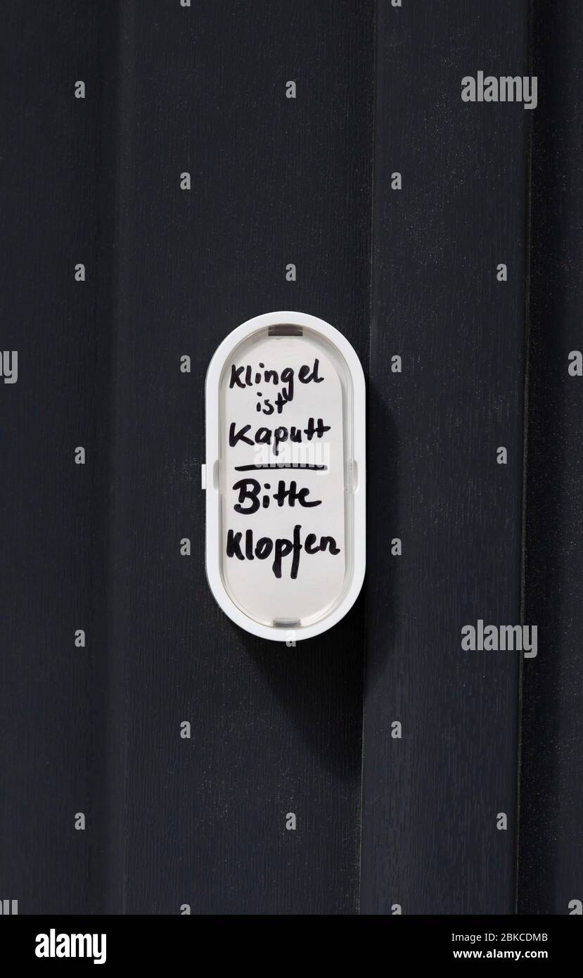 Notice on an entrance door, bell broken, please knock Stock Photo - Alamy