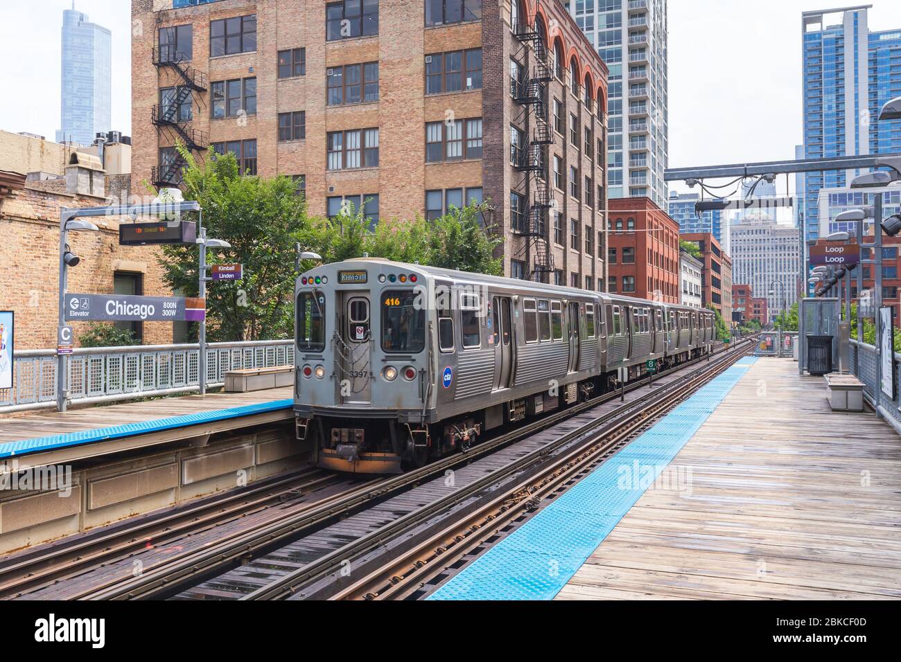 Train on elevated tracks within buildings at the Loop, Chicago City ...