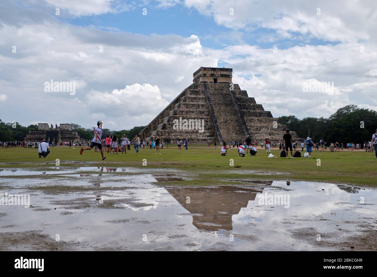 Tourists visiting the pyramids of the Chichen Itza archaeological site ...