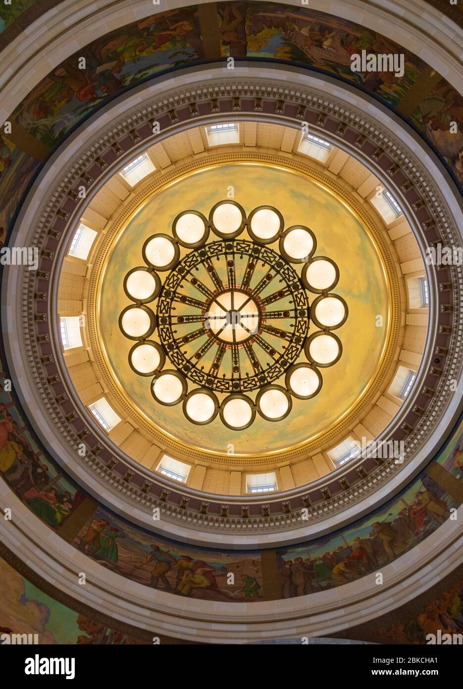 Desert building city dome hi-res stock photography and images - Alamy