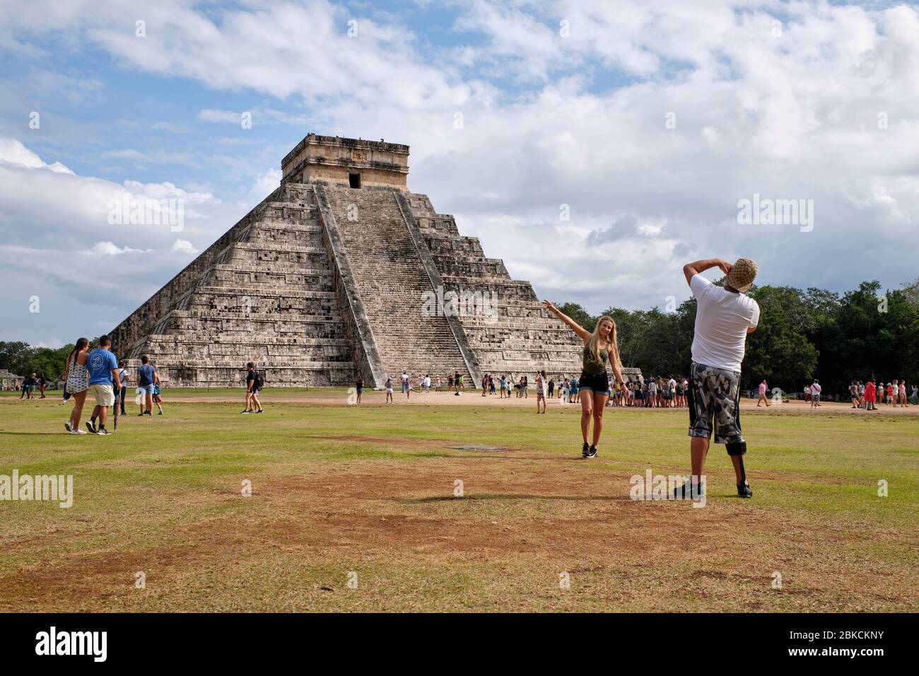 Tourists visiting the pyramids of the Chichen Itza archaeological site ...