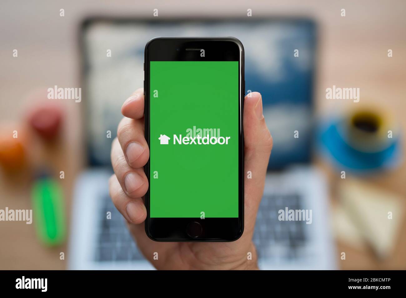 Nextdoor logo hi-res stock photography and images - Alamy
