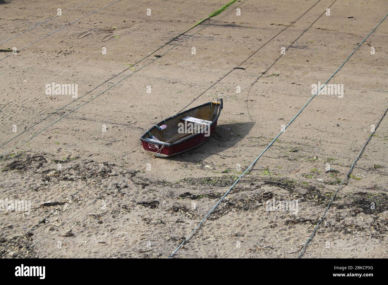 Boat with ropes in straight lines Stock Photo - Alamy