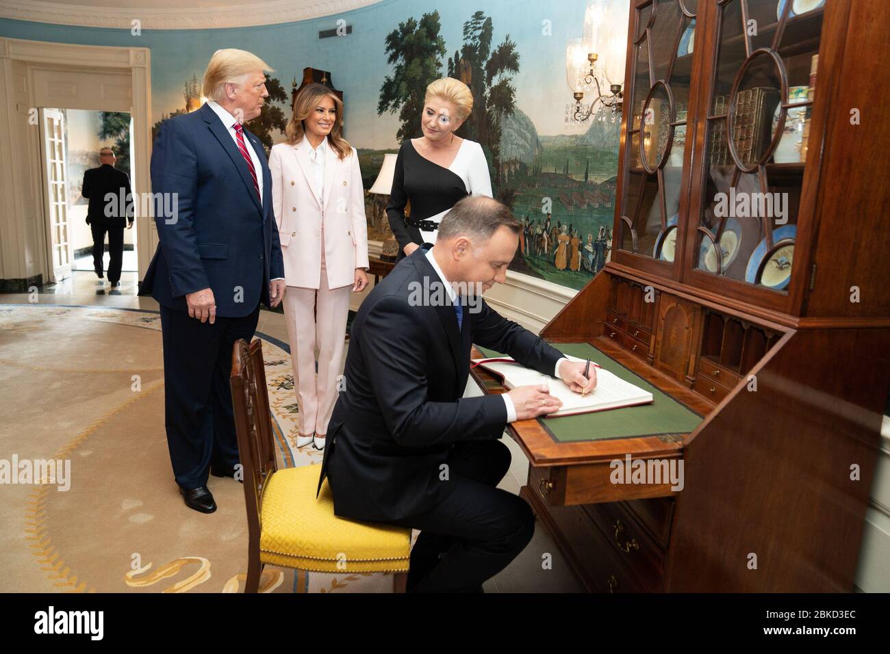 President Donald Trump and First Lady Melania Trump greet Polish ...