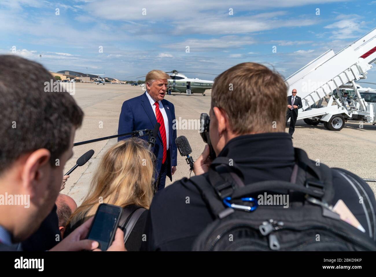Donald trump air force one reporters hi-res stock photography and ...