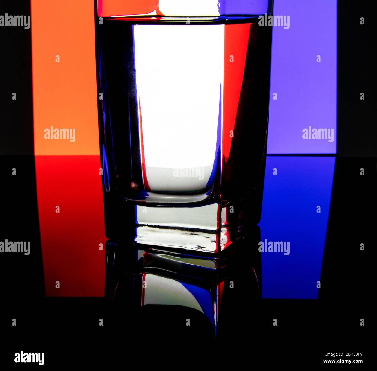 Refraction of light water glass hi-res stock photography and images - Alamy
