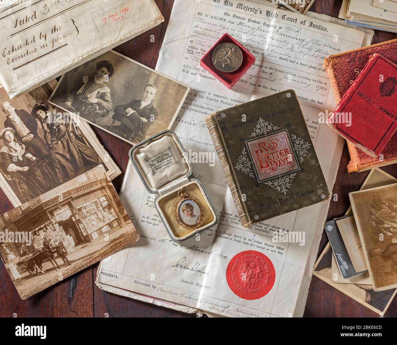 Old photos and family tree hi-res stock photography and images - Alamy