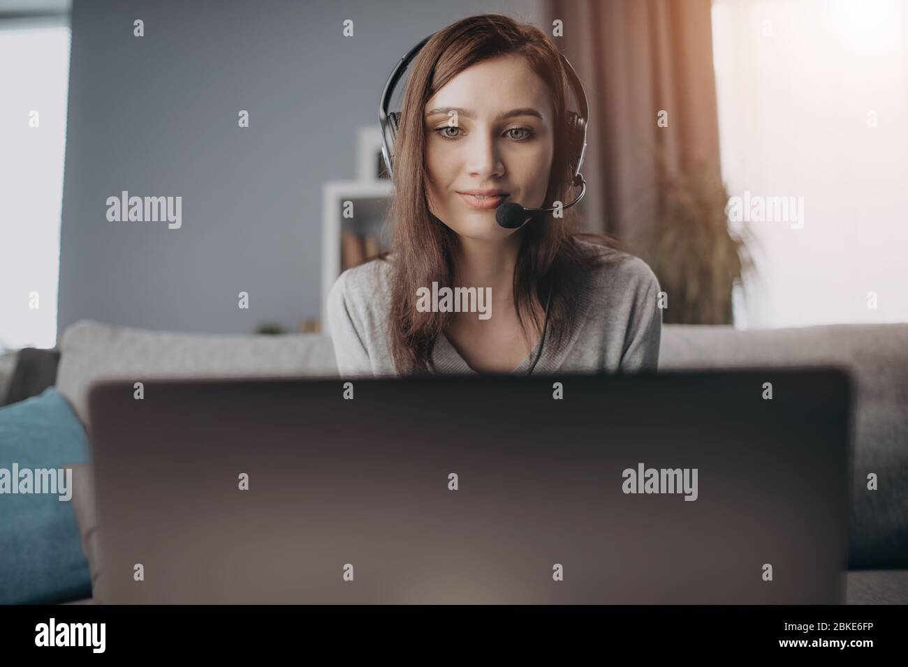 Woman wearing headset hi-res stock photography and images - Alamy