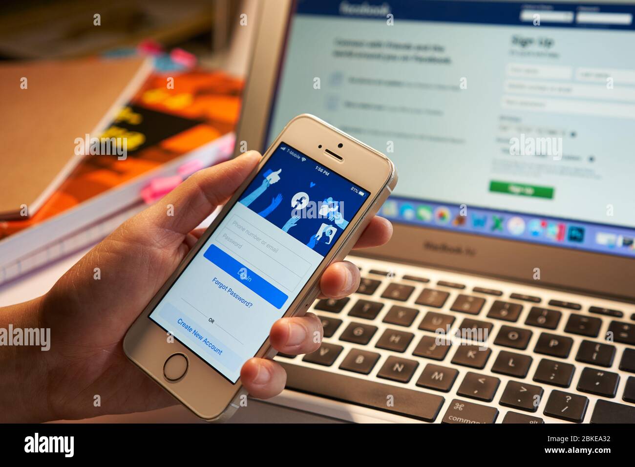 Facebook page app icon hi-res stock photography and images - Alamy